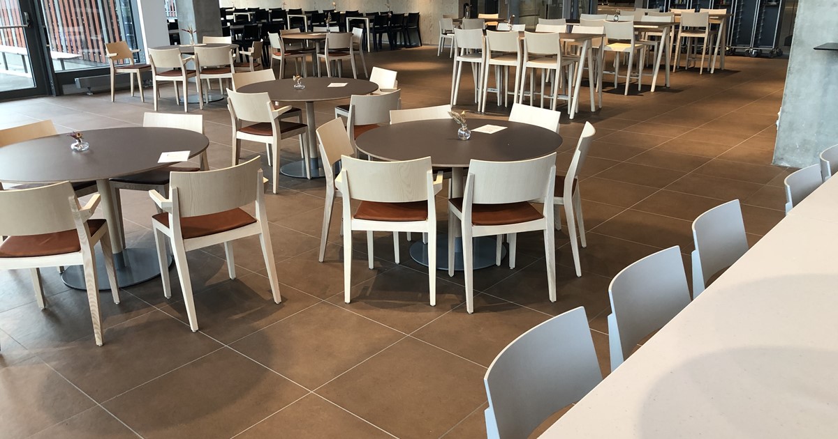 Hållbara runda & rektangulära matbord av trä | Lundbergs Möbler